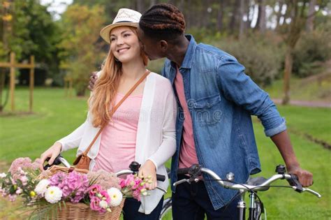 Una Pareja Joven De Moda Bes Ndose Imagen De Archivo Imagen De Sombrero Camisa