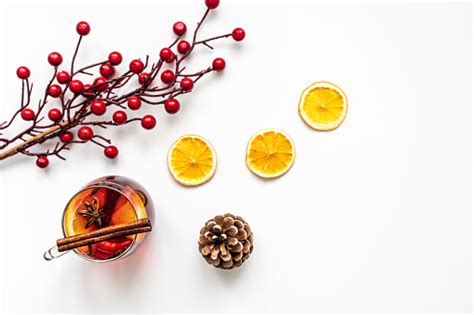 흰 배경에 향신료와 말린 오렌지를 곁들인 멀드 와인 한 잔 멀드 와인에 대한 스톡 사진 및 기타 이미지 멀드 와인 글뢰그 건과일 Istock