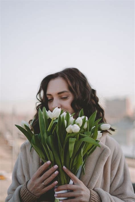 Весенняя фотосессия девушка с цветами девушка в городе Donna Romantica Donne