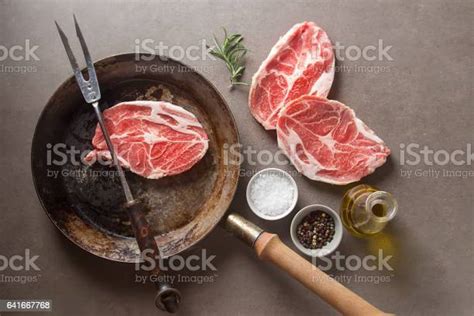 원시 돼지고기 스테이크허브와 요리에 대 한 준비 회색 배경입니다 상위 뷰 0명에 대한 스톡 사진 및 기타 이미지 0명 건강한 생활방식 구이 Istock