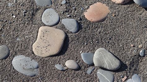 바다 가장자리의 모래 사이에 다양한 색상과 크기의 돌이 있습니다 다양한 색상과 크기의 퇴폐적 인 돌 클로즈업 0명에 대한 스톡 사진 및 기타 이미지 Istock