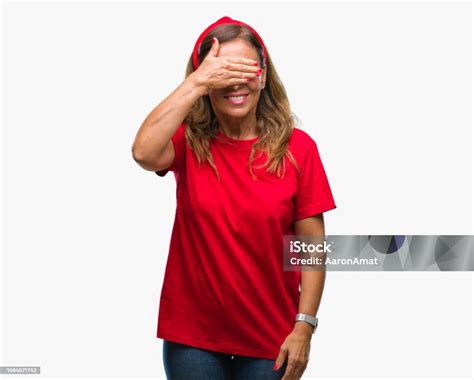 중간 나이 놀람을 위해 눈을 덮고 얼굴에 손으로 웃 고 웃 고 고립 된 배경 위에 수석 히스패닉 여자 눈 먼 개념입니다 가리기에 대한 스톡 사진 및 기타 이미지 Istock