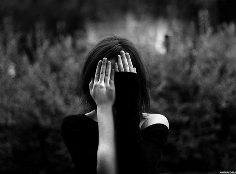 Девушка закрывает ладонями лицо — Картинки для аватара