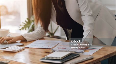 사무실에서 재무 데이터 보고서 회계 문서 및 노트북 컴퓨터 비즈니스 개념을 계산하기 위해 계산기에서 작업 하는 사업가 또는 회계사 손 들고 연필의 클로즈업 개념에 대한 스톡