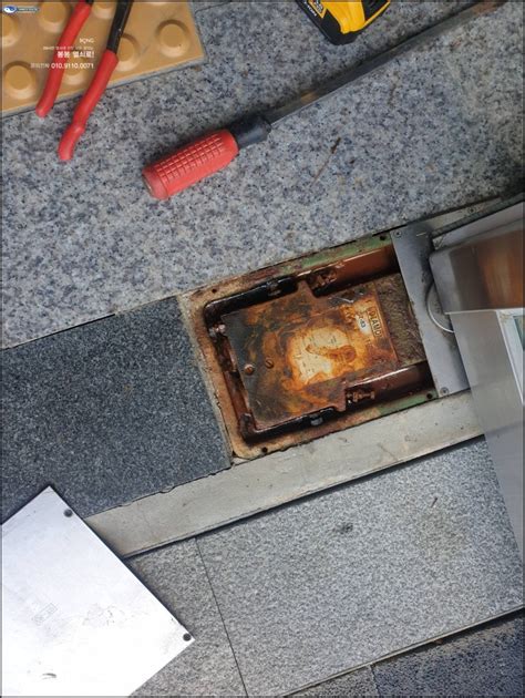 은평구 응암동 유리문수리 공동현관 강화도어 잠금장치 고장 및 유리문 하단 걸림 수리 요청 힌지 및 데드볼트 교체 설치 해결 네이버 블로그