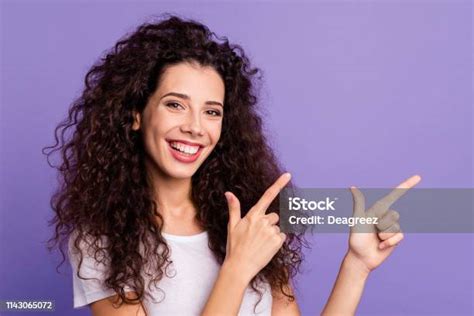 클로즈업 사진 아름 다운 놀라운 그녀의 그녀는 여자 홀드 팔 인덱스 손가락 빈 공간 조언 구매 구매자 신제품 최고의 가격 착용 캐주얼 흰색 티셔츠 옷 복장 고립 된 보라색