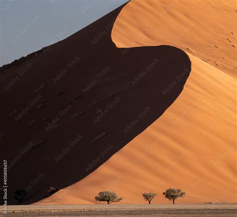 Foto Stock Große Sanddüne im Sonnenuntergang in der Sossusvlei Ebene in der Namib Wüste der