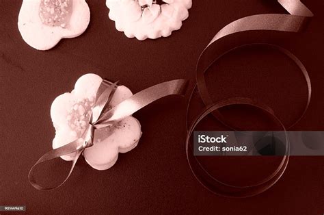 수 제 쿠키와 크리스마스 배경 묶여 오순절 리본 빨간 단색 톤 0명에 대한 스톡 사진 및 기타 이미지 0명 공휴일 달콤한