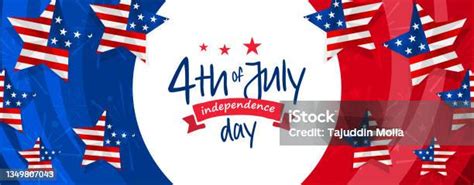 7월 4일 미국 독립기념일 기념 디자인이 빨간색과 파란색 원형 추상적 배경에 별 모양의 미국 국기의 요소를 가지고 있습니다 0명에 대한 스톡 벡터 아트 및 기타 이미지