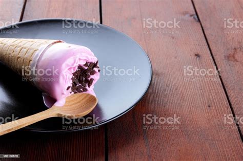 검정 잉크 판에 초콜릿 아이스크림 콘 어두운 나무 배경에 아이스크림입니다 나무 숟가락으로 와플 컵에 차가운 우유 디저트 미니의 스타일에서 여름 차가운 디저트 0명에 대한