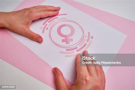 3월 여성 역사의 달 여성의 권리와 평등 세계에서 소녀의 힘 벡터의 여성 기호입니다 매년 여성의 역사에 대한 공헌을 기념하는 축하 포스터 엽서 일러스트레이션 3월에 대한