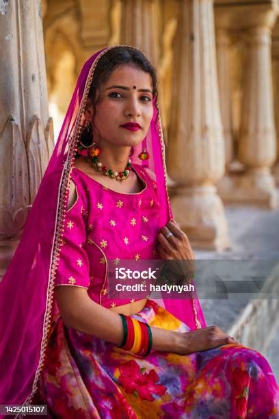 라자스탄의 고대 궁전 중 한 곳에서 포즈를 취하는 젊은 인도 여성 암베르 궁에 대한 스톡 사진 및 기타 이미지 암베르 궁 Mughal Empire 가정 생활 Istock