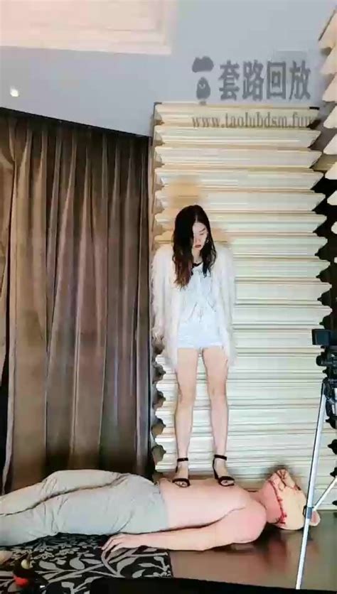 Chinese femdom 高跟鞋踩踏抽打又虐哭一个 沁姐台湾 Chinese Trampling ThisVid com