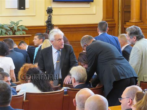 Парламентът прекъсва ваканцията си заради Дебора