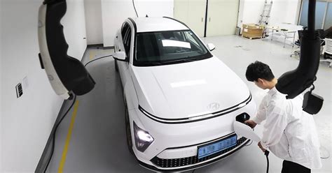 천장형 전기차 충전 시스템 시연