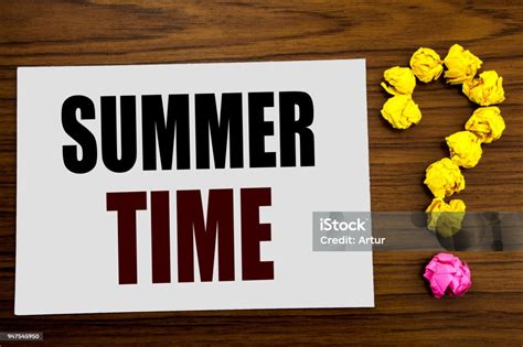 손을 쓰는 여름 시간을 보여주는 텍스트 캡션 영감입니다 휴가 여행 환영 끝에 물음표와 함께 나무 배경에 흰색 메모 지에 대 한 비즈니스 개념 0명에 대한 스톡 사진 및 기타