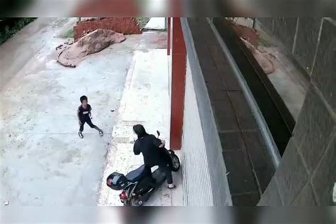 奇怪了啊！女子电车控制不住撞门，没想到第二天换了小轿车，又上演一次
