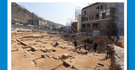 [모멘트] 고려시대 추정 유적 발굴 조사하는 작업자들