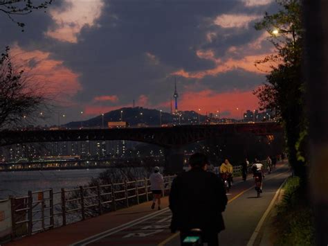 이근호 Lee Geun Ho 같이의 가치 2025 해방촌에서 만난 작고 따뜻한 순간들 누군가와 함께여서 더 빛나는 시간 노을과 밤 사이 낭만적이던 해방촌의 모습