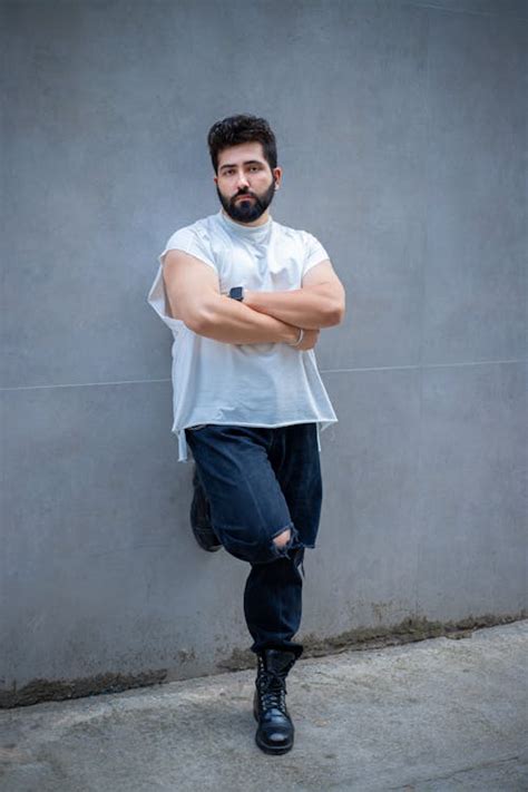 간단한 배경 거리 스타일 그래픽 아트 그래픽 티셔츠 나타내는 다이나믹한 도시 스타일 모델 미니멀리스트 패션 밝은 그림 블랙 티셔츠 생생한 색상 스니커즈