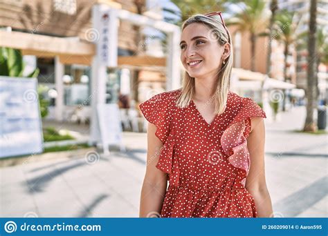 Jovencita Rubia Sonriendo Feliz De Pie En La Ciudad Foto De Archivo Imagen De Risa Fresco