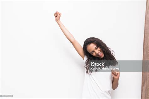 흰색 배경을 통해 성공을 외치고 축하하는 손을 들고 행복한 성공적인 젊은 여성 명랑한에 대한 스톡 사진 및 기타 이미지 명랑한 몸짓 백인종 Istock
