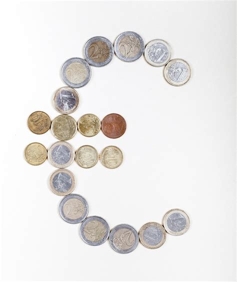 유로 기호를 만드는 동전 무료 사진