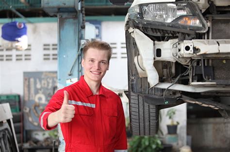 자동차 서비스 및 수리 또는 유지 보수 및 자동차 정비사 팀 개념 25 29세에 대한 스톡 사진 및 기타 이미지 25 29세 검사 보기 고객 Istock