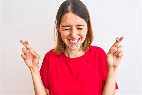 美丽的红发女人穿着休闲的红色t恤高清图片下载 正版图片504227339 摄图网