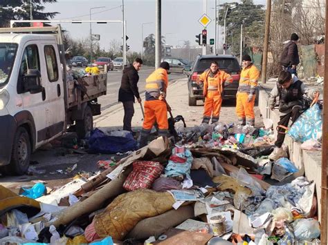 Отстранети 70 кубни метри отпад од диви депонии Вечер 1963 Vecer Mk