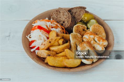 감자 튀김 오이 양배추 숲을 나무 테이블에 종이 접시에 구운 맛있는 구운 생선길거리 음식 갈색에 대한 스톡 사진 및 기타 이미지 Istock