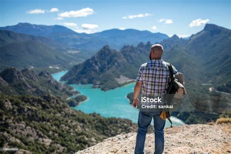 여행자는 산 꼭대기에 홀로 서서 그의 앞의 전망을 즐긴다 가장자리에 대한 스톡 사진 및 기타 이미지 가장자리 강 건강한 생활방식 Istock