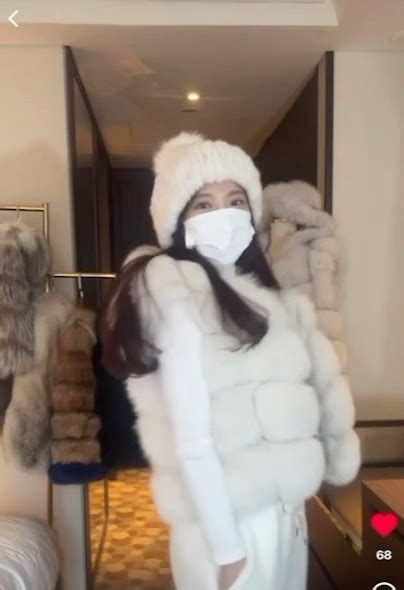 슈가밤 Sugarbalm 사가폭스 New 5단 후드 로얄 폼폼이 슈가밤 슈가밤sugarbalm 밍크코트 사가폭스 데일리룩 밍크베스트 패딩코디 패딩추천