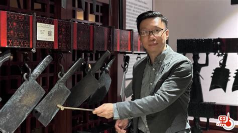 （有片）海外華媒年會｜傳媒人變身「關公」耍大刀 「音樂與刀」主題館別具特色 海外華媒年會 點新聞