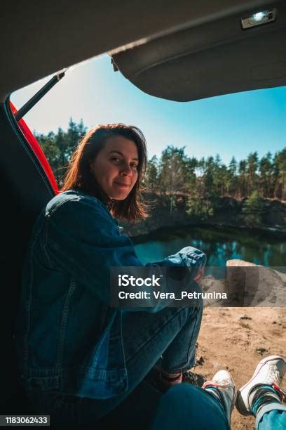 호수의 아름다운 전망과 자동차 트렁크에 커플 1인칭 시점입니다 젊은 미소 여자 여름 활성 여행 시간 감정에 대한 스톡 사진 및 기타 이미지 Istock