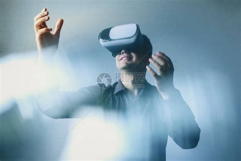 男人戴着虚拟现实耳机或护目镜高清图片下载 正版图片504018745 摄图网