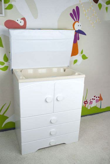 Дървен шкаф с вана и повивалник