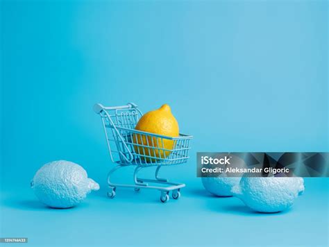 파스텔 블루 배경에 노란색과 페인트 블루 레몬 쇼핑 트롤리 창조적 인 음식 배달 개념 복사 공간이있는 여름 열대 감귤류 과일 배너 0명에 대한 스톡 사진 및 기타 이미지