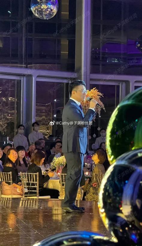 徐子淇陪老公出席恒基晚会尽显女主人范和员工互动亲和力满分 李家诚 夫妇俩 一身