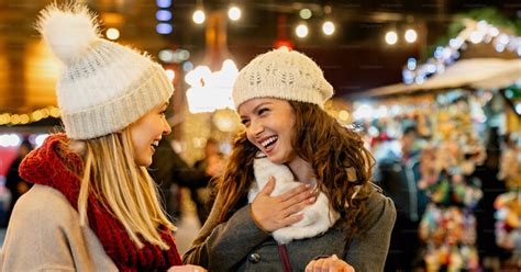 크리스마스 판매 및 사람 개념 크리스마스 마켓에서 쇼핑을 즐기는 쇼핑백을 가진 행복한 젊은 여성 친구들 사진