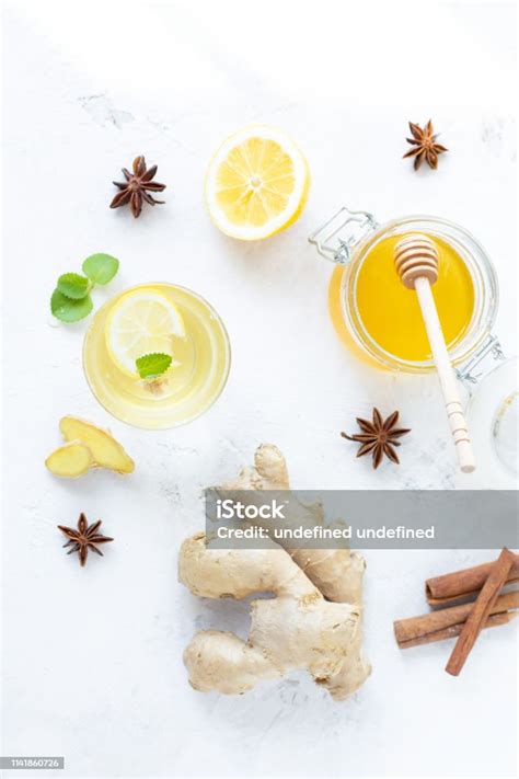 컵에 있는 건강 한 생강 음료 생강 뿌리 항아리에 꿀 흰색 테이블에 레몬 감기와 독감에 대한 스톡 사진 및 기타 이미지 감기와 독감 개념 건강한 식생활 Istock
