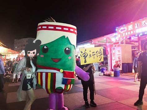 花蓮東大門夜市 必吃美食小吃懶人包 嚴選在地人推薦 原住民一條街全攻略 高大俠海鮮吧 林記燒番麥 第一家烤肉串 Bonjour Miss