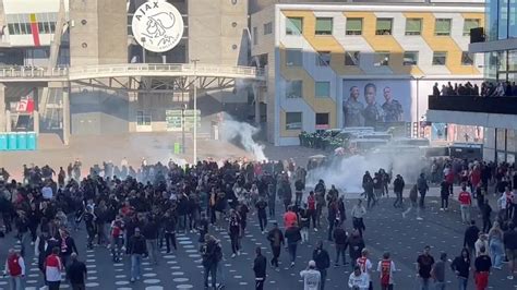 Los Graves Incidentes Que Protagonizaron Los Ultras Del Ajax En La Derrota 0 3 Ante Feyenoord