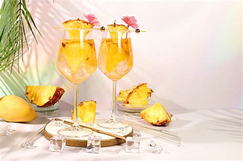 망고 슬라이스 파인애플 럼 데킬라 보드카 얼음 조각을 곁들인 로얄 레모네이드 칵테일 여름 열대 파티 컨셉 바 및 레스토랑 광고 및 메뉴 차가운 냉동 펀치 0명에 대한 스톡