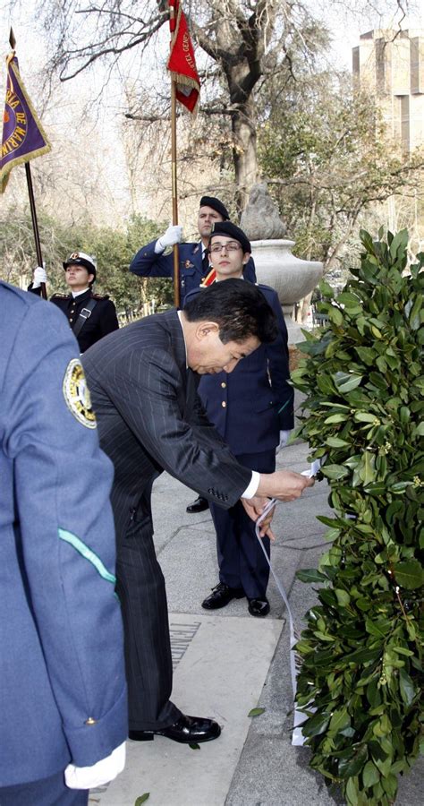 [노무현사료관] [스페인 애국열사 추모탑에 헌화하는 노무현 대통령]