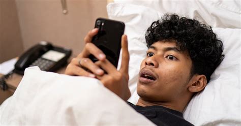 The Psychology Behind Why Some People Take So Long To Reply To Texts Huffpost Uk Life