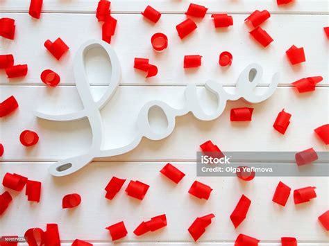 발렌타인 데이 대 한 빨간색 색종이입니다 마음 사랑 기호입니다 반짝이 하트 2월에 대한 스톡 사진 및 기타 이미지 2월 개념 건강관리와 의술 Istock