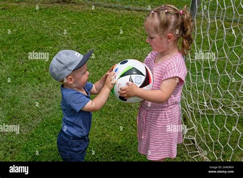 Der Fußball Nachwuchs trainiert bereits Bruder und Schwester als