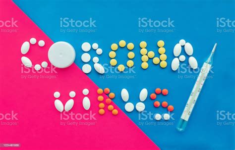 알약 코로나 바이러스와 비문에 대한 장소와 파란색과 분홍색 배경에 온도계의 비문 상단에서 보기입니다 건강 보호의 개념 건강관리와 의술에 대한 스톡 사진 및 기타 이미지