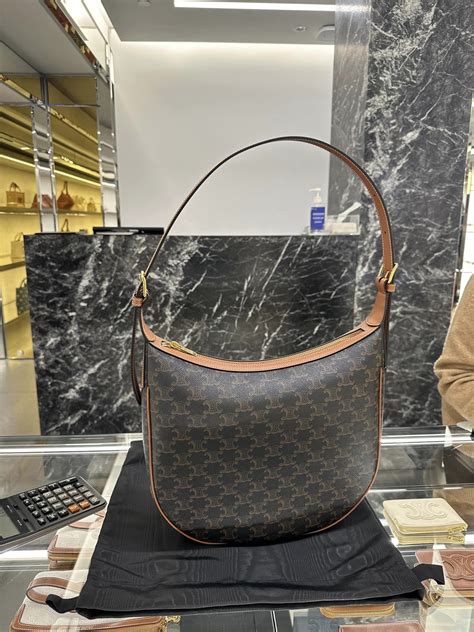 สวัสดีค่าา วันนี้มาพูดถึง Celine HÉloÏse ที่ลิซ่าใช้แล้วดูเก๋สุดๆ ค่ะ